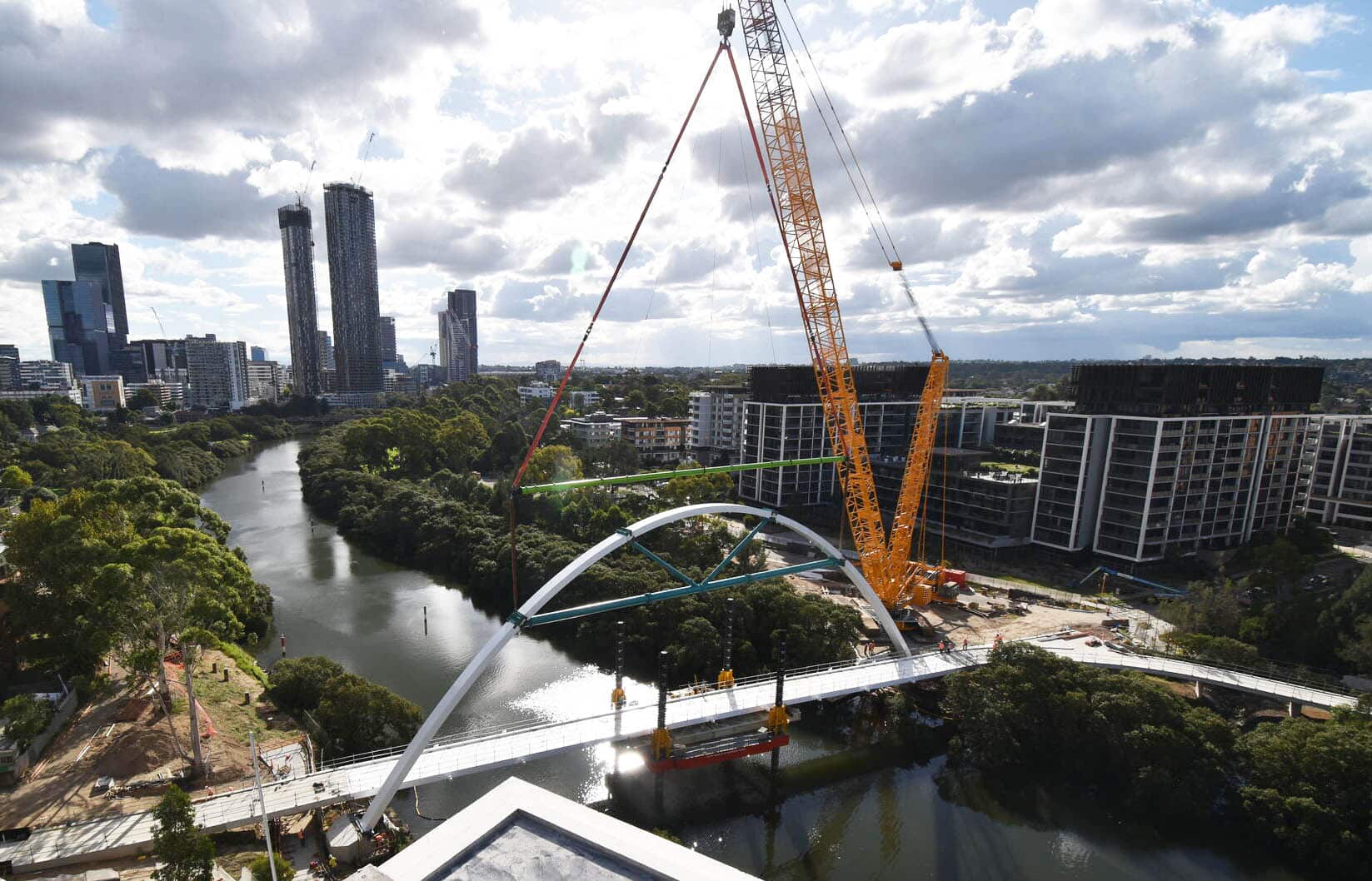 Abergeldie lifts and positions 115t arch structure for the new Alfred ...